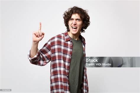 우연한 옷 맹세에서 성 난 비명 젊은 남자의 초상화 스튜디오에서 흰색 벽 배경에 고립 된 인덱스 손가락을 가리키는 사람들은 진심으로 감정 라이프 스타일 개념입니다 복사