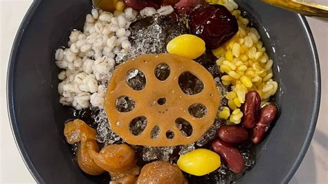 เต้าทึงน้ำลำใยหวานเย็น น้ำผลไม้คั้นสด น้ำตาลสด พุดดิ้งมะพร้าวอ่อน คุณลูกปลา สาขา2 ตลาดกีดิน