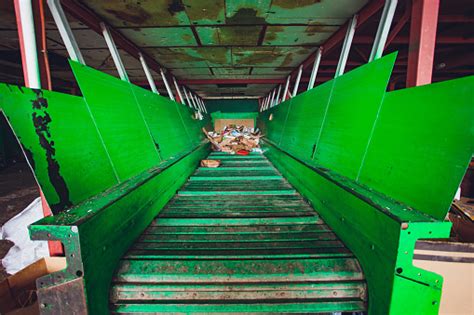 현대 폐기물 재활용 처리 공장에서 컨베이어 수송기를 이동 가비지 수집을 분리하고 정렬합니다 추가 처리를 위해 폐기물의 재활용 및 보관 0명에 대한 스톡 사진 및 기타 이미지