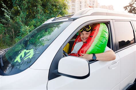 바다 휴가 자동차 여행 개념 남자 에 스쿠버 마스크 운전 자동차 전체 가방 차량 대여에 대한 스톡 사진 및 기타 이미지 차량 대여 휴가 30 34세 Istock