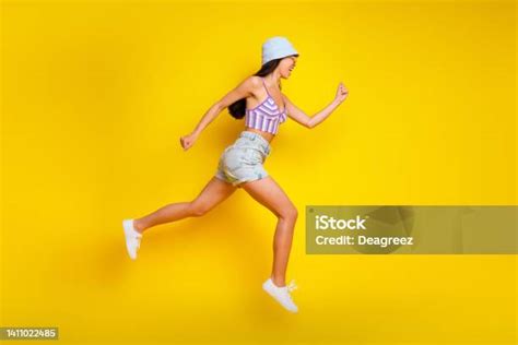 사랑스러운 서두르는 숙녀의 전체 길이 사진 줄무늬 자르기 탑 캡 점프 높은 실행 빠른 빈 공간 고립 된 노란색 배경 18 19세에 대한 스톡 사진 및 기타 이미지 Istock