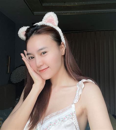 Ninh Dương Lan Ngọc diện váy ngủ khoe vóc dáng gợi cảm