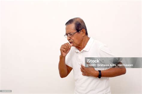 기침을 하고 가슴을 잡고 서 있는 아시아 노인의 측면 모습 흰색에 고립 됨 기침하기에 대한 스톡 사진 및 기타 이미지 기침하기 남자 노인 Istock