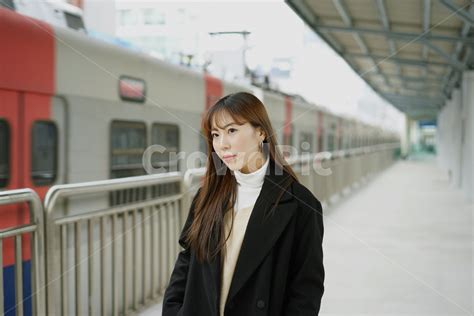 여자 여성 지하철 대중교통 전철 사진 이미지 일러스트 캘리그라피 포토킹작가