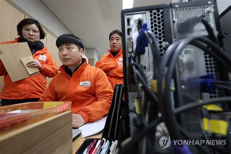 복구 상황 점검하는 주민센터 직원들 연합뉴스