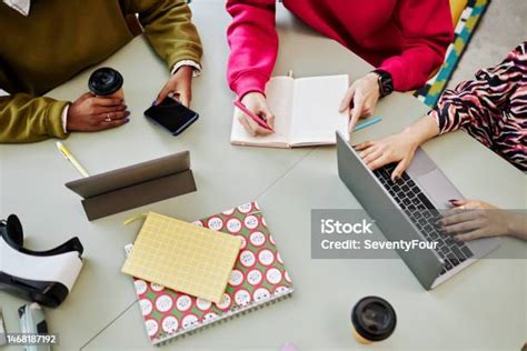 사무실에서 회의 중 팀 브레인스토밍 프로젝트의 상위 뷰 클로즈업 20 24세에 대한 스톡 사진 및 기타 이미지 20 24세 25 29세 It 지원 Istock