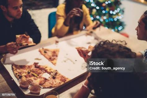 디너 파티에서 피자를 먹는 친구 피자에 대한 스톡 사진 및 기타 이미지 피자 크리스마스 사람들 Istock
