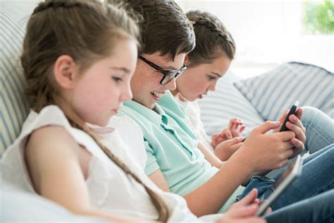 가정에서 스마트폰과 디지털 태블릿을 사용하는 가족 어린이 10 11세에 대한 스톡 사진 및 기타 이미지 10 11세 3 명 6 7 살 Istock