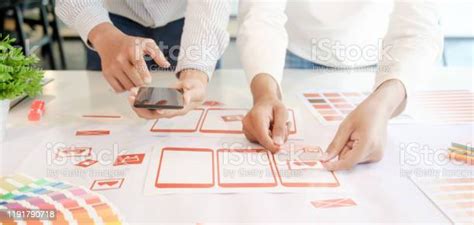 스마트 폰 템플릿을 개발하는 젊은 전문 Ux 그래픽 디자이너 팀의 자른 샷 개발에 대한 스톡 사진 및 기타 이미지 개발