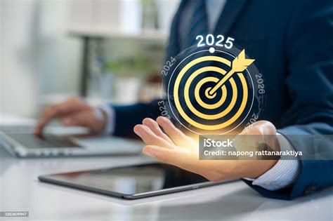 2025년 비즈니스 목표 설정 및 미래 성공의 개념 Businessman은 기업 성장 전략 실행 재무 계획 및 리더십 혁신을 강조하면서 빛나는 목표를 제시합니다 개발에 대한
