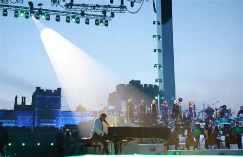 ФОТО Iii Чарльзыг хаан сэнтийд заларсныг тэмдэглэн найр наадам дуу хуураар дүүрэн өнгөрүүлжээ