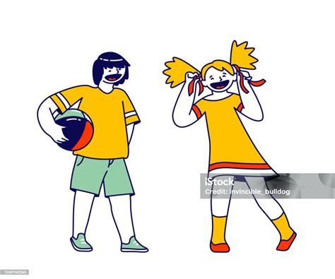 아이 커플 유치원 또는 십대 나이 어린 소년과 소녀 행복 하 게 흰색 배경에 고립 된 재생 귀여운 아이들 공 스포츠 장비에 대한