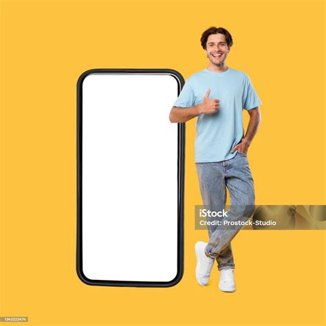 행복한 남자 보여주는 흰색 빈 스마트폰 화면 과 엄지 손가락 올라 Brand Name Smart Phone에 대한 스톡 사진 및 기타 이미지 Brand Name