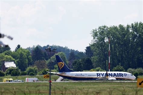 Затвориха белгийското летище Шарльороа заради сигнал за бомба засегнати са полети от и до България