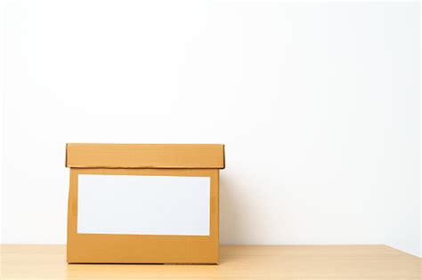 기부 자선 자원 봉사 기부 및 배달 개념 사람들은 지원을 위해 집이나 사무실의 기부 상자에 옷과 음식을 기부하고 빈곤층 난민 및 노숙자를 돕습니다 복사 공간 0명에 대한