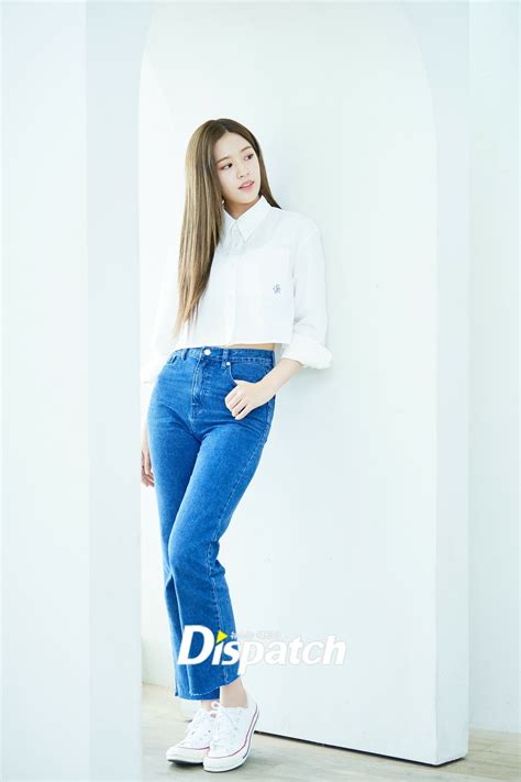 아이브 안유진 흰셔츠 청바지 입은 청량 미소녀 디스패치 스타일