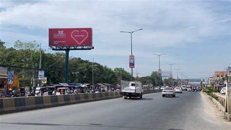 Billboard នៅតាមដងផ្លូវ កំពុងទាក់ទាញការចាប់អារម្មណ៍ពីអ្នកធ្វើដំណើរក្នុងក្រុងភ្នំពេញ Khmerload
