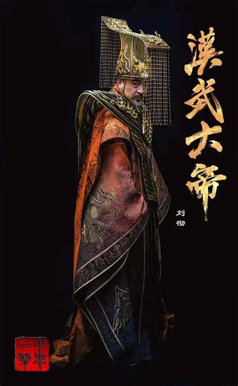 大型传奇历史话剧汉武大帝白骨版剧照首曝光 马连庆 延用了汉代崇尚黑红的形制同时补充金色作为东西方普视下的皇权色彩兼之这部戏本身对皇权概念的强化她多为人物选择金属感与线条感的装束