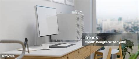 아파트의 파노라마 창문 옆 책상에 컴퓨터 장치의 측면 보기 3d 렌더링 0명에 대한 스톡 사진 및 기타 이미지 0명 3차원 형태 가구 Istock