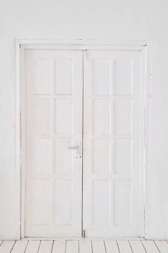 고풍스로 된 흰색 나무 문 내부 아파트입니다 판자로 만든 나무 바닥 0명에 대한 스톡 사진 및 기타 이미지 0명 3차원 형태 가까운 Istock