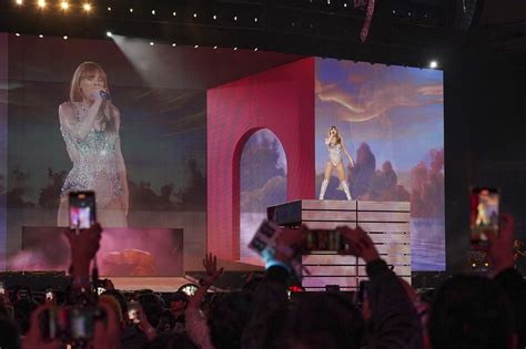 スマホをステージに向け、安い席から大挙して目の前に テイラー・スウィフト日本公演、一部客の蛮行に「vip席なのに」と苦情続々 J