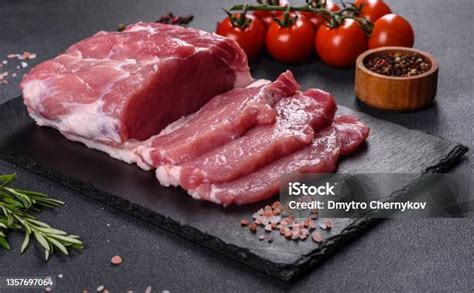 허브와 향신료가 있는 도마에 있는 생 돼지고기 스테이크 0명에 대한 스톡 사진 및 기타 이미지 0명 건강한 생활방식 건강한 식생활 Istock