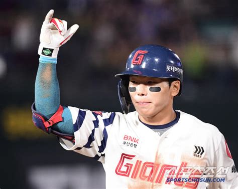 17안타→15안타→13안타 지치지 않는 롯데 단독 2위다 11대4 대승 Lg에 2g차 이민석 데뷔 첫 선발승 부산 리뷰
