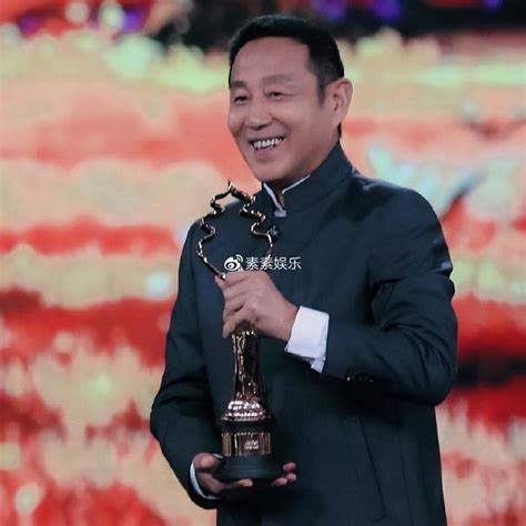陈道明华表奖后台高情商表现：和屋内大咖握手，杨受成也笑脸相迎