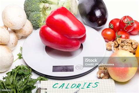 제품 전자 주방 저울에 무게 하 고 결과 기록 합니다 건강의 개념 칼로리 계산 식사 제한 다이어트 식사 가정 생활에 대한 스톡 사진 및 기타 이미지 Istock