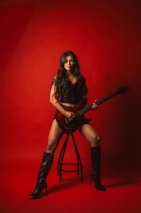 A Jovem Guitarrista Brasileira Que Abrirá O Best Of Blues And Rock No