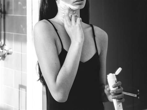 Ask An Aesthetician How Do I Pop A Pimple Without Scarring