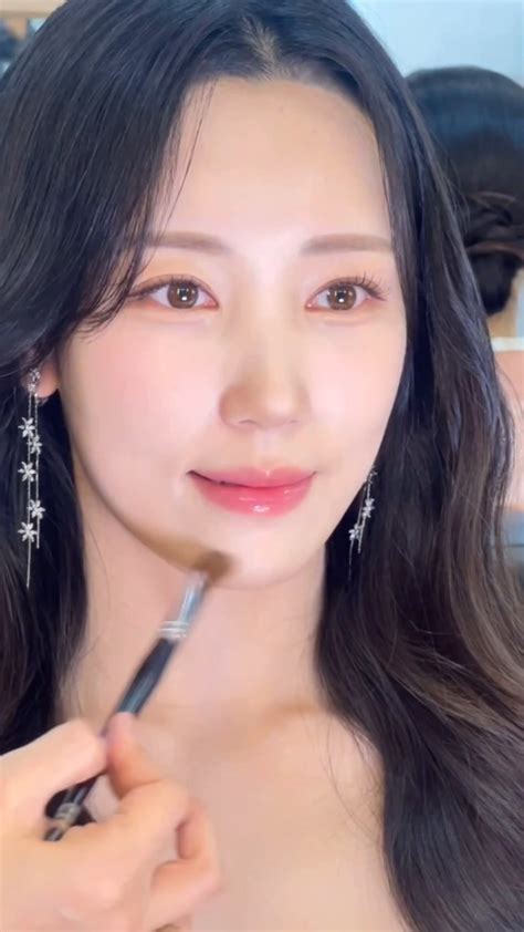김활란뮤제네프 웨딩계정 김활란뮤제네프웨딩 👰🏻‍♀️ 심쿵 미모 👰🏻‍♀️ 완벽미모 신부님💕 일반카메라가 어플처럼 보이는 마법 ️ Make Up 서지윤 Mozzi