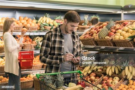 슈퍼마켓에서 과일 섹션에서 쇼핑 리스트 확인 하는 남자 남자에 대한 스톡 사진 및 기타 이미지 남자 슈퍼마켓 25 29세 Istock