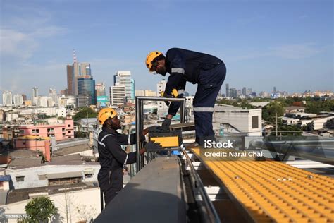 도시의 고층 건물 옥상에서 일하는 두 명의 남성 기계 엔지니어 지붕 건물의 강관 상태 확인 높은 곳에 대한 스톡 사진 및 기타 이미지 Istock