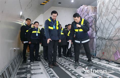 수출화물 선적 현장 점검하는 방문규 산업부 장관 전자신문