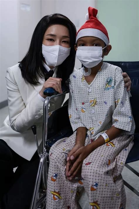 한국서 심장 수술받은 14살 캄보디아 소년 로타 병문안 간 김건희 여사 인사이트