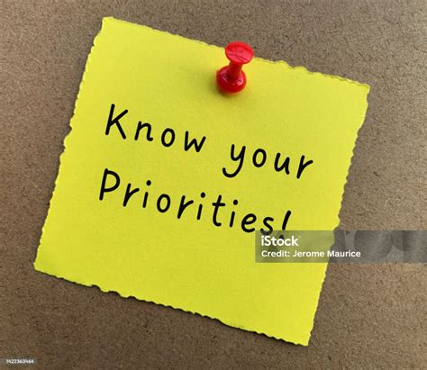 나무 배경이있는 노란색 메모장에 우선 순위 텍스트를 알아야합니다 동기 부여 개념 0명에 대한 스톡 사진 및 기타 이미지 0명 개념 개념과 주제 Istock