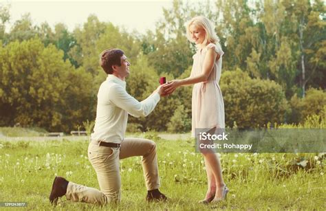 행복한 부부 남자는 무릎을 꿇고 잔디 결혼 개념에 야외에서 자신의 여자에게 반지를 제안 25 29세에 대한 스톡 사진 및 기타 이미지 25 29세 2명 30 34세