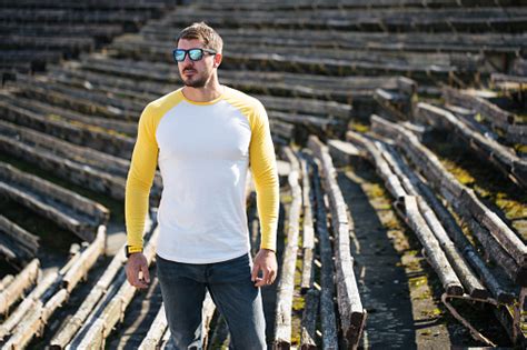 흰색 빈 티셔츠와 캐주얼 한 도시 스타일의 로고 또는 디자인을위한 공간이있는 야구 모자를 입은 수염이있는 힙스터 잘 생긴 남성 모델 T 셔츠에 대한 스톡 사진 및 기타