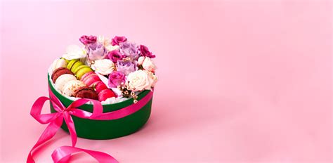 만개 한 장미 꽃과 붉은 배경에 여러 가지 빛깔의 마카롱에서 축제 개념 발렌타인 인사말 카드 또는 텍스트 디자인의 템플릿 모형 0명에 대한 스톡 사진 및 기타 이미지