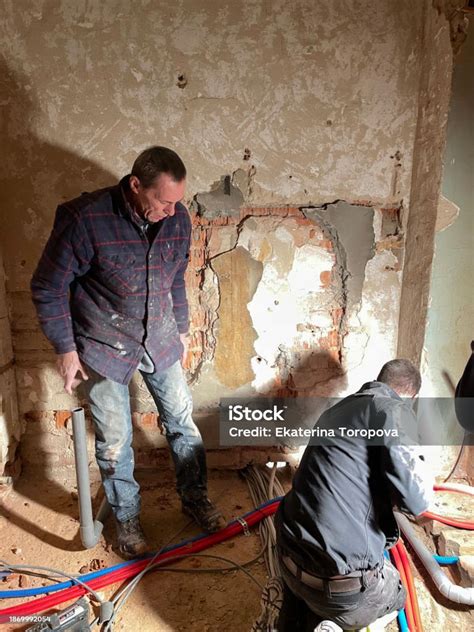 건축 현장에서 일하는 전기 기술자 기술자가 배선을 설치합니다 20 24세에 대한 스톡 사진 및 기타 이미지 20 24세 2명 60 64세 Istock