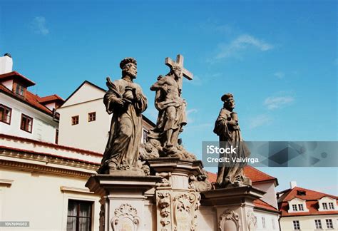 찰리 교량 프라하 체코 공화국에 데미안 Cosmas와 거룩한 구세주의 동상 건물 외관에 대한 스톡 사진 및 기타 이미지 건물 외관 건축 관광 Istock