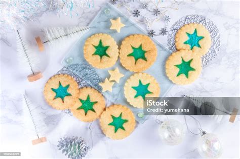 Bokeh 조명과 함께 대리석 배경에 크리스마스 수제 스테인드 글라스 쿠키 평면도 공간을 복사합니다 0명에 대한 스톡 사진 및 기타 이미지 Istock
