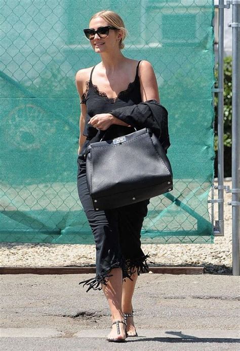 女星艾希莉·辛普森西荷里活倩美街拍，她的金髮和長裙格外迷人 每日頭條