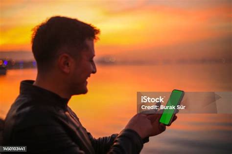 일몰과 젊은 남자는 스마트 폰 기술 및 삶을 들고 근거리 초점에 대한 스톡 사진 및 기타 이미지 근거리 초점 남자 남자들만 Istock