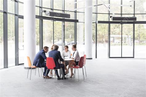 사무실 로비에서 회의하는 동안 테이블에 앉아 토론하는 비즈니스 동료 사진 배경 및 무료 다운로드를위한 그림 Pngtree