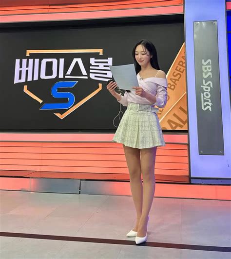 김세연 아나운서 오프숄더 블라우스와 하이웨이스트 스커트로 긴 다리 연출