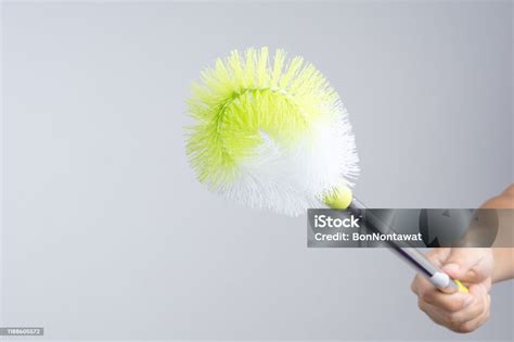 수세식 화장실 청소를 위한 금속 막대기 손잡이가 있는 플라스틱 청소기 브러쉬를 들고 있는 손 가사 집안일에 대한 스톡 사진 및 기타 이미지 Istock