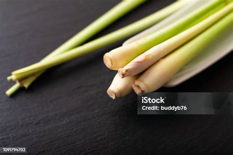 건강 한 허브 자리 초점 Lemongrass 복사 공간 블랙 슬레이트 돌 배경 건강한 식생활에 대한 스톡 사진 및 기타 이미지 건강한 식생활 녹색 도마 요리 도구