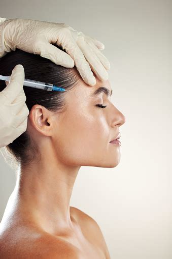 여성과 미용 피부과 화장품으로 콜라겐 주입을위한 성형 수술 스킨케어 모델 사람의 얼굴 프로필과 얼굴 피부 라인의 화장품 필러를